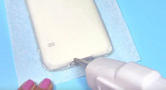 Avec votre pistolet à colle, découvrez comment créer une superbe coque ...