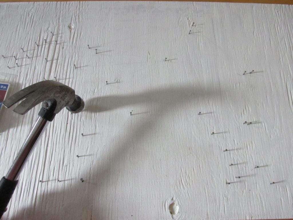 DIY : une décoration murale design avec de la laine et des clous
