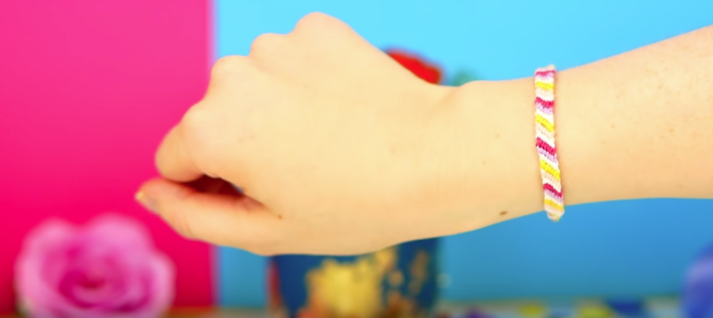 Tuto : confectionnez un bracelet tressé en toute simplicité